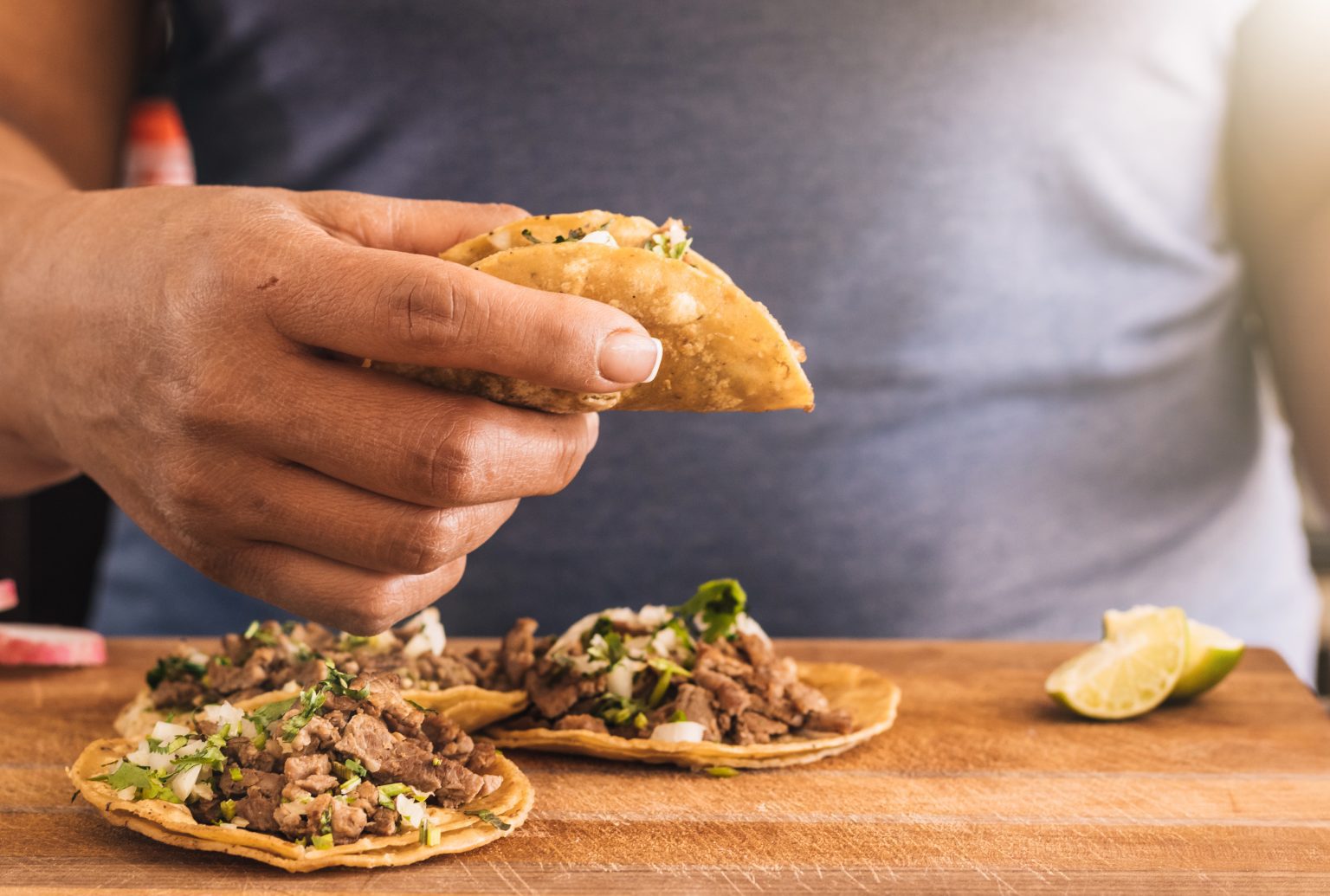 Tacos de ternera marinada con lima y cilantro